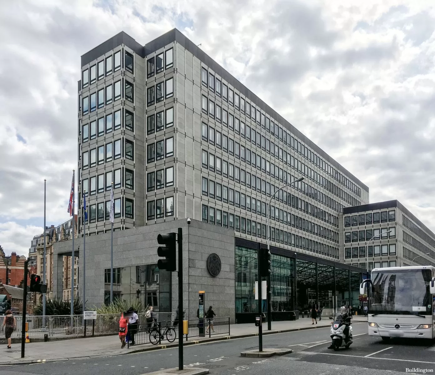 نقش دولت سیزدهم در توقیف ساختمان نفت در لندن